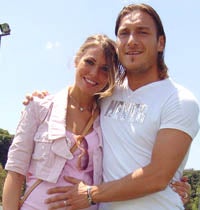 La boda de Totti se convierte en un acontecimiento mediático en Italia