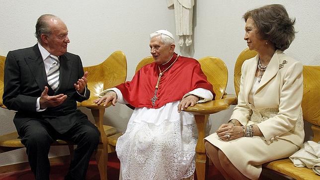 Los Reyes reciben al Papa en la Sagrada Familia