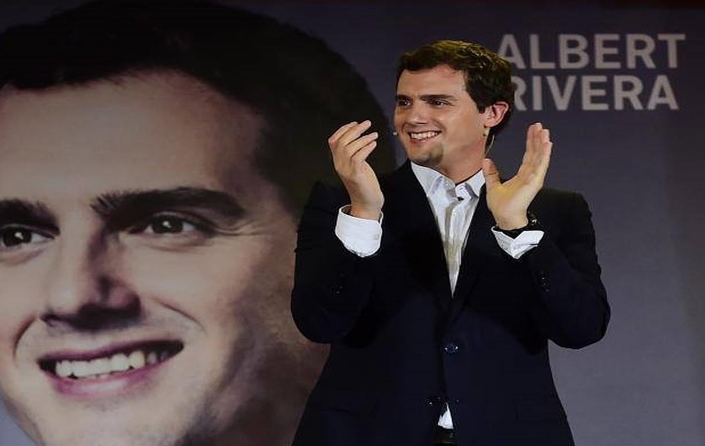 La pegada de carteles del inicio de la campaña electoral, en imágenes