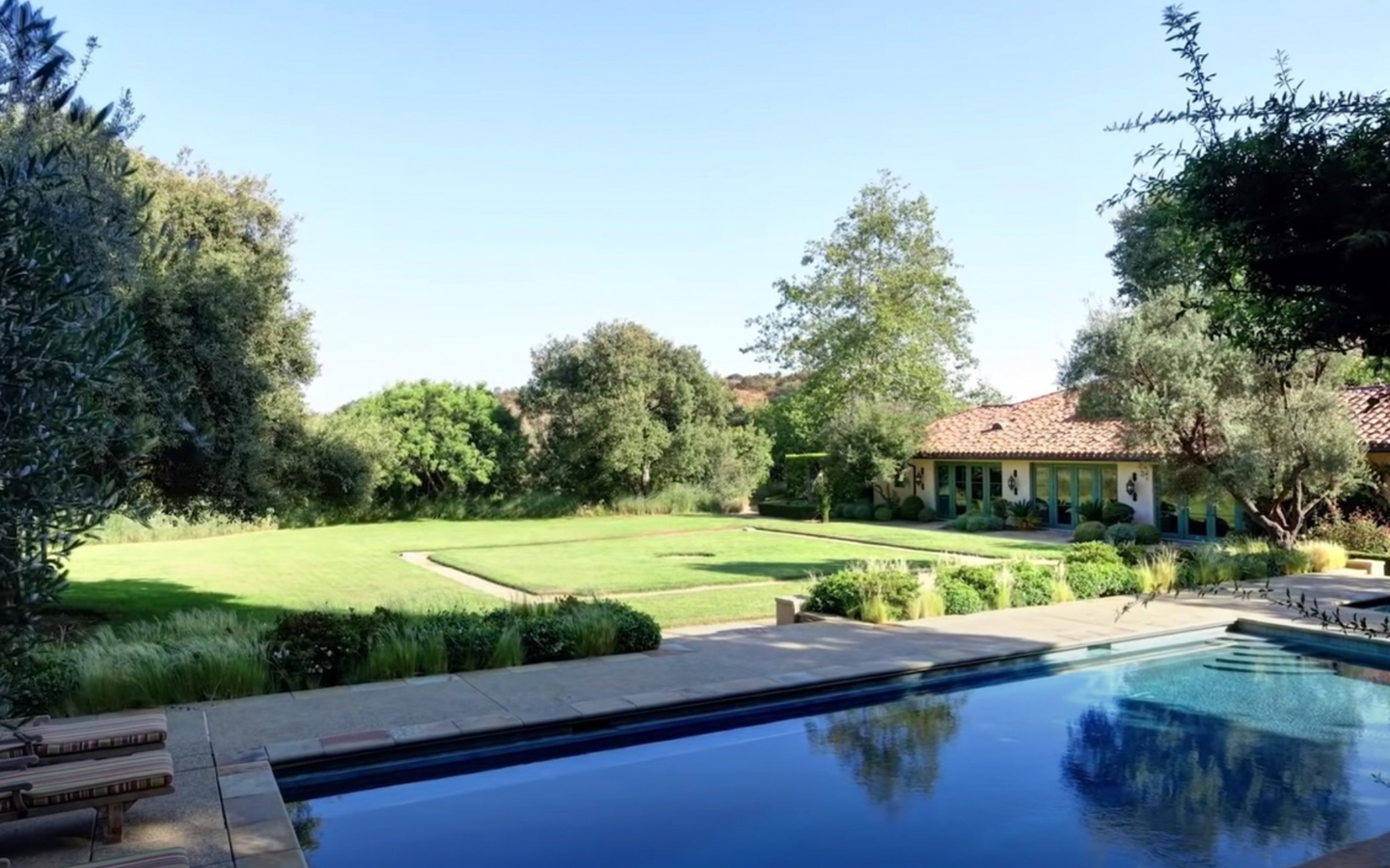 The Rock se muda a una mansión de 23 millones en la exclusiva Beverly Park