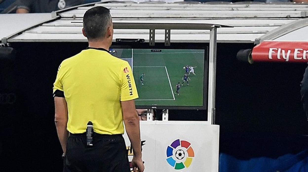 Así fue el diálogo con el árbitro en las polémicas del VAR