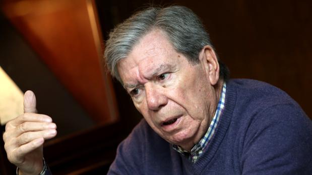 El exministro del Interior José Luis Corcuera abandona el PSOE