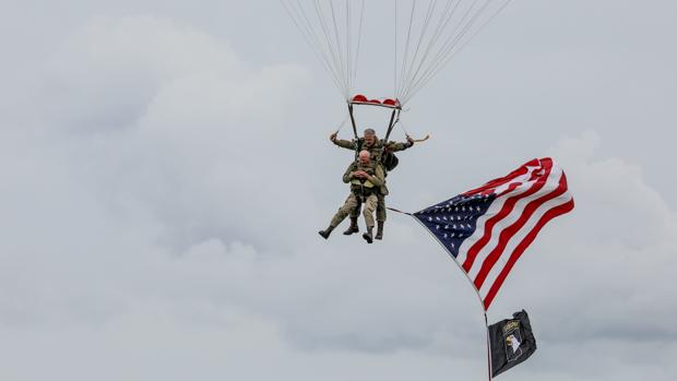 Veteranos de la II Guerra Mundial saltan en paracaídas 75 años después ...