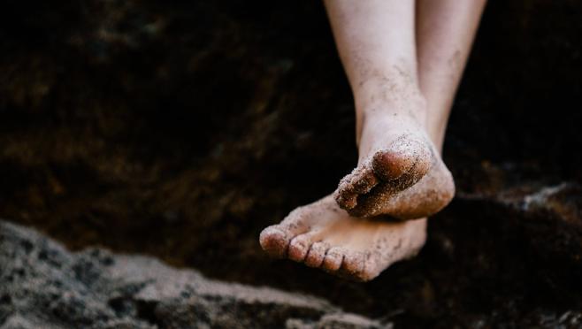 Cómo andar descalzo tonificará tu cuerpo